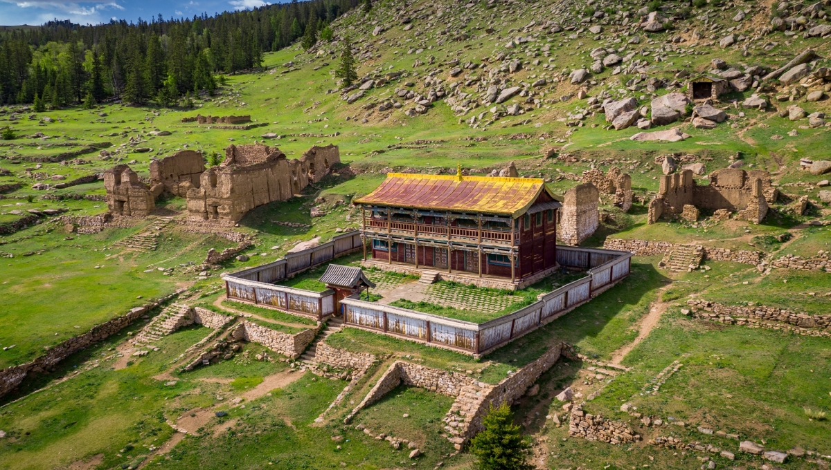 Nomadic family & Manzushir Monastery (Day tour)